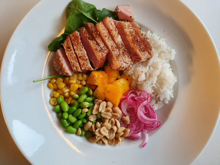 Poké bowl med halstrad tonfisk – I köket med Tanja